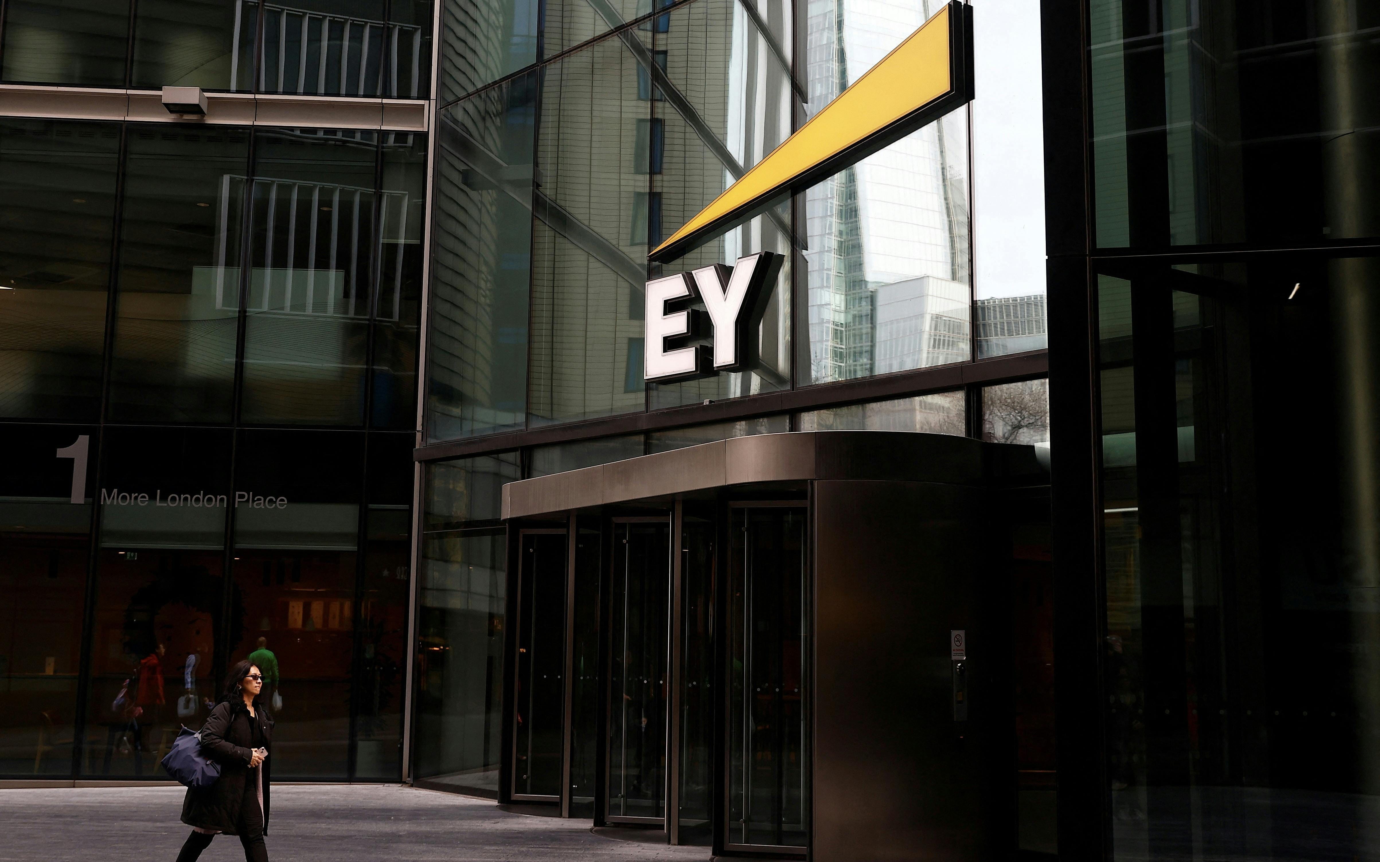 EY entlässt Mitarbeiter in den USA wegen paralleler Schulungsteilnahme ...